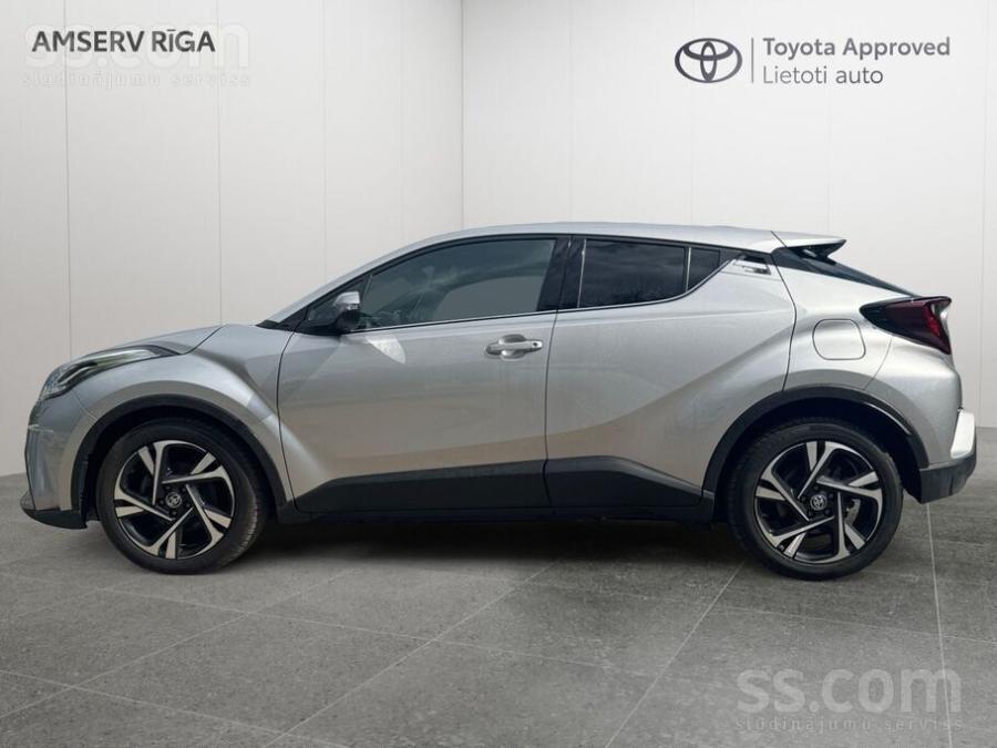 Grey Toyota C-HR 2023 in Riga, with an engine capacity of 1.80 L and mileage of 48 thousand km for 22900 €, photo 4 on AUTOMOTO.COM.LV