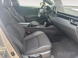 Grey Toyota C-HR 2023 in Riga, with an engine capacity of 1.80 L and mileage of 48 thousand km for 22900 €, photo 7 on AUTOMOTO.COM.LV