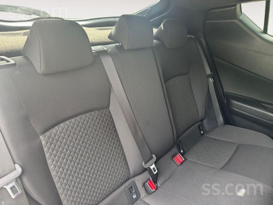 Grey Toyota C-HR 2023 in Riga, with an engine capacity of 1.80 L and mileage of 48 thousand km for 22900 €, photo 8 on AUTOMOTO.COM.LV