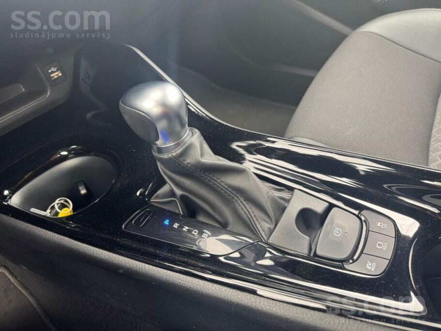 Grey Toyota C-HR 2023 in Riga, with an engine capacity of 1.80 L and mileage of 48 thousand km for 22900 €, photo 13 on AUTOMOTO.COM.LV