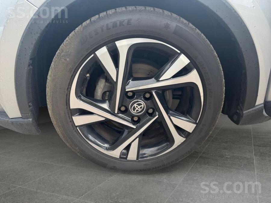 Grey Toyota C-HR 2023 in Riga, with an engine capacity of 1.80 L and mileage of 48 thousand km for 22900 €, photo 15 on AUTOMOTO.COM.LV