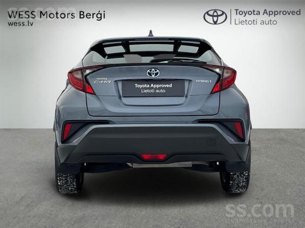 Grey Toyota C-HR 2023 in Riga, with an engine capacity of 1.80 L and mileage of 62 thousand km for 21990 €, photo 4 on AUTOMOTO.COM.LV