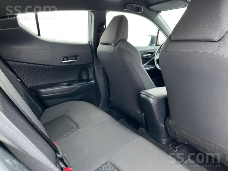 Pelēks Toyota C-HR 2023 Rīga, ar dzinēja tilpumu 1.80 L un nobraukumu 62 tūkst. km par 21990 €, foto 8 vietnē AUTOMOTO.COM.LV