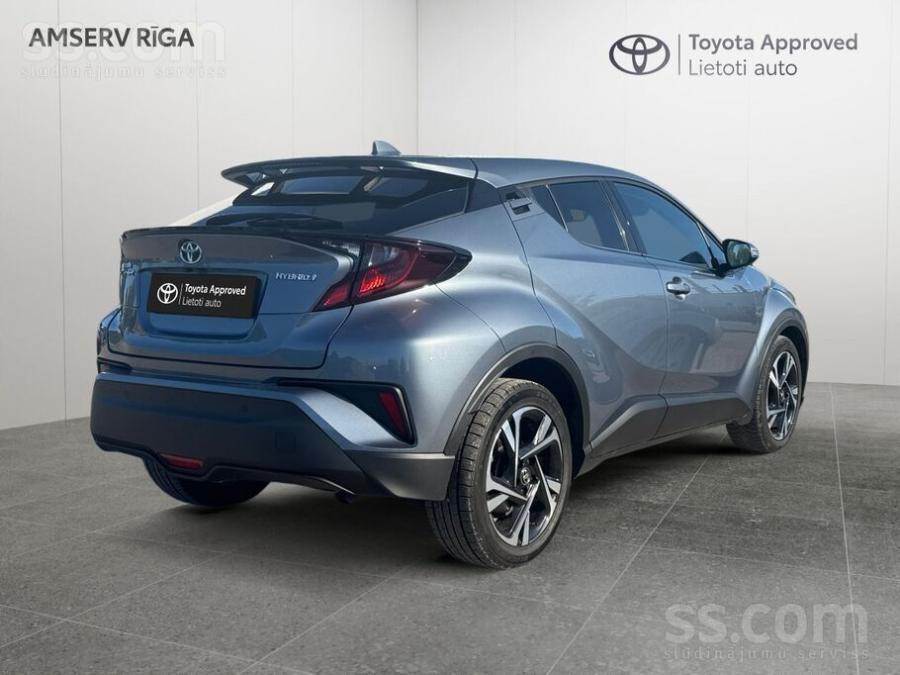 Серый Тойота C-HR 2023 в Рига, объемом двигателя 1.80 л и пробегом 49 тыс. км за 22900 €, фото 3 на AUTOMOTO.COM.LV
