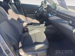 Серый Тойота C-HR 2023 в Рига, объемом двигателя 1.80 л и пробегом 49 тыс. км за 22900 €, фото 7 на AUTOMOTO.COM.LV
