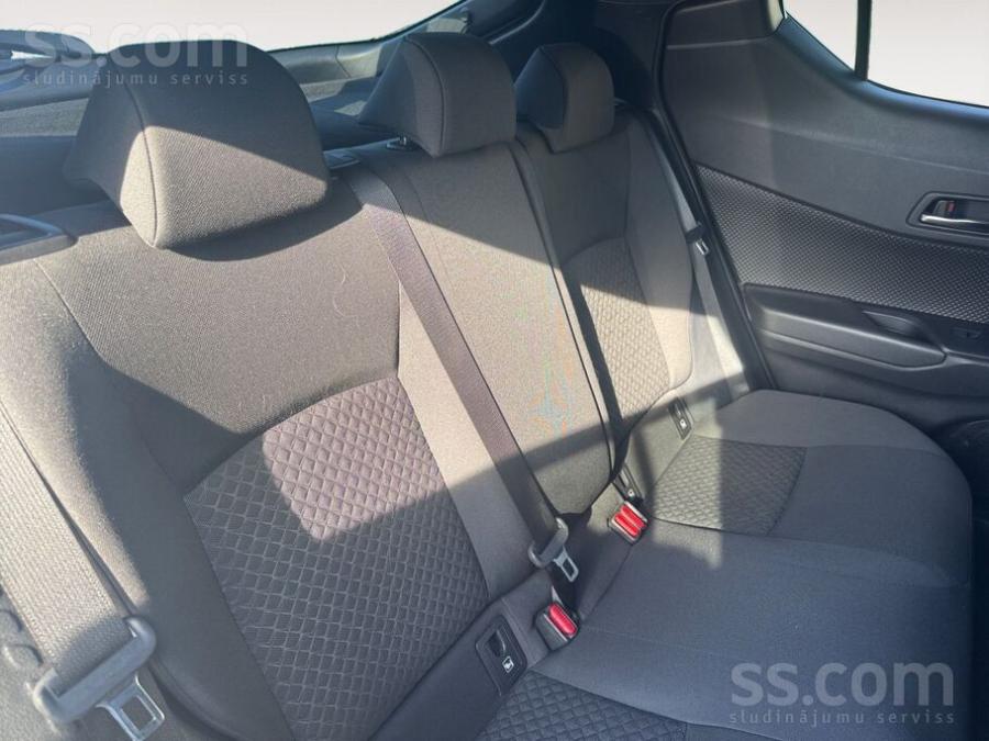 Серый Тойота C-HR 2023 в Рига, объемом двигателя 1.80 л и пробегом 49 тыс. км за 22900 €, фото 8 на AUTOMOTO.COM.LV