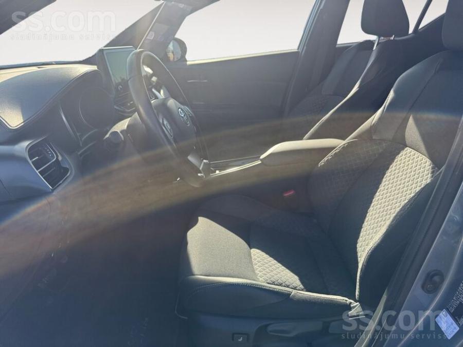 Серый Тойота C-HR 2023 в Рига, объемом двигателя 1.80 л и пробегом 49 тыс. км за 22900 €, фото 12 на AUTOMOTO.COM.LV