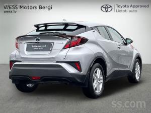 Grey Toyota C-HR 2023 in Riga, with an engine capacity of 1.80 L and mileage of 65 thousand km for 21990 €, photo 3 on AUTOMOTO.COM.LV