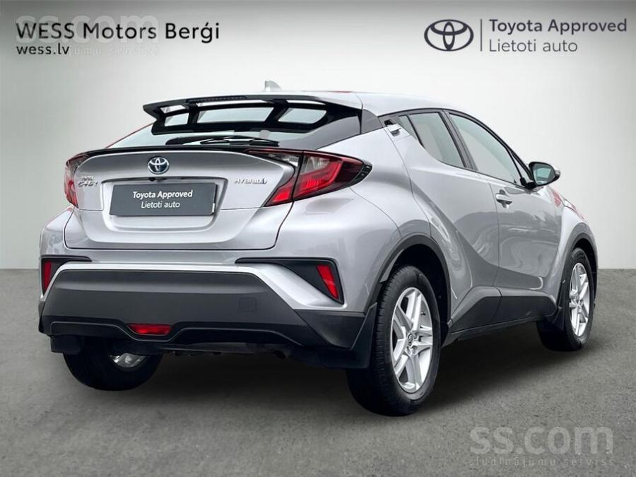 Grey Toyota C-HR 2023 in Riga, with an engine capacity of 1.80 L and mileage of 65 thousand km for 21990 €, photo 3 on AUTOMOTO.COM.LV