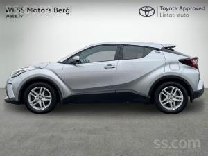 Grey Toyota C-HR 2023 in Riga, with an engine capacity of 1.80 L and mileage of 65 thousand km for 21990 €, photo 4 on AUTOMOTO.COM.LV