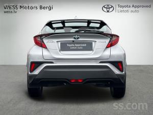 Grey Toyota C-HR 2023 in Riga, with an engine capacity of 1.80 L and mileage of 65 thousand km for 21990 €, photo 5 on AUTOMOTO.COM.LV