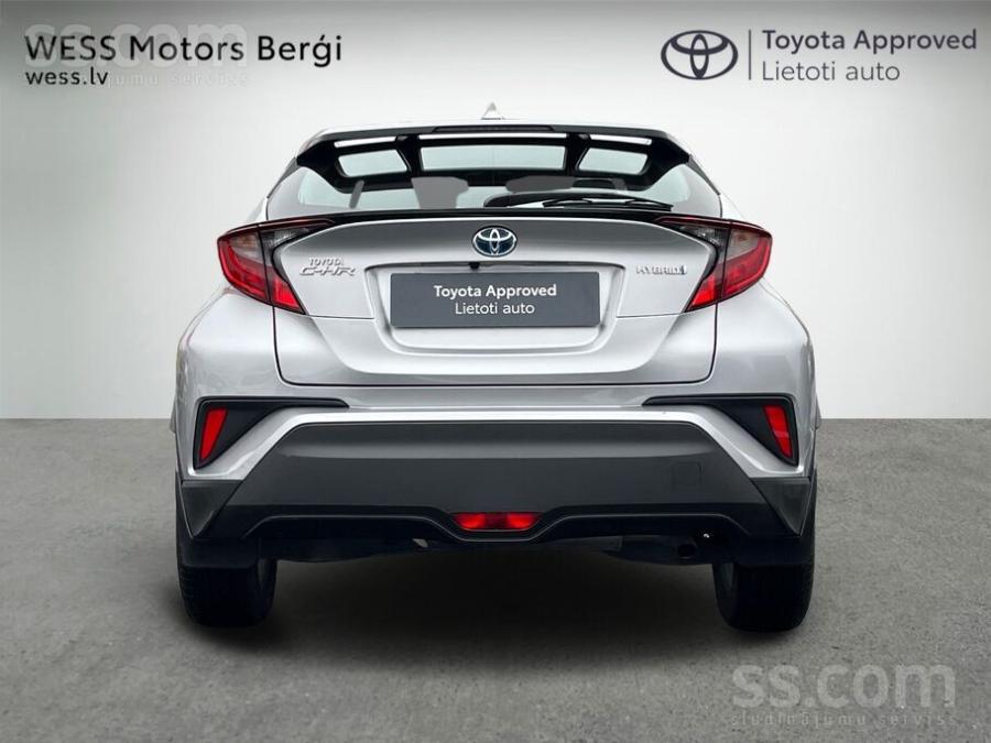 Grey Toyota C-HR 2023 in Riga, with an engine capacity of 1.80 L and mileage of 65 thousand km for 21990 €, photo 5 on AUTOMOTO.COM.LV