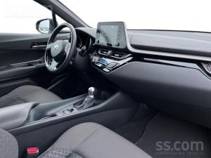 Grey Toyota C-HR 2023 in Riga, with an engine capacity of 1.80 L and mileage of 65 thousand km for 21990 €, photo 7 on AUTOMOTO.COM.LV