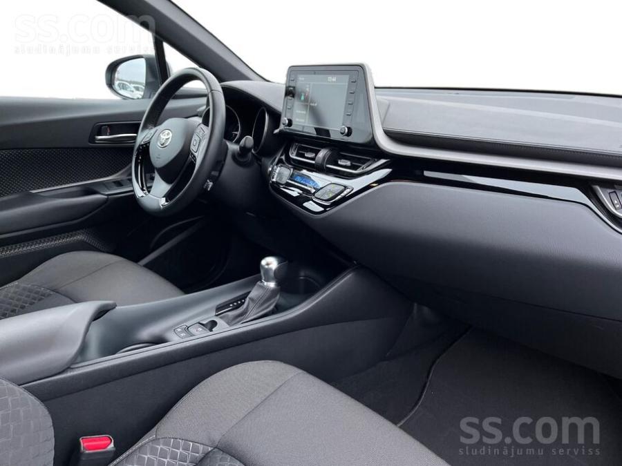 Grey Toyota C-HR 2023 in Riga, with an engine capacity of 1.80 L and mileage of 65 thousand km for 21990 €, photo 7 on AUTOMOTO.COM.LV
