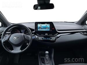 Grey Toyota C-HR 2023 in Riga, with an engine capacity of 1.80 L and mileage of 65 thousand km for 21990 €, photo 8 on AUTOMOTO.COM.LV