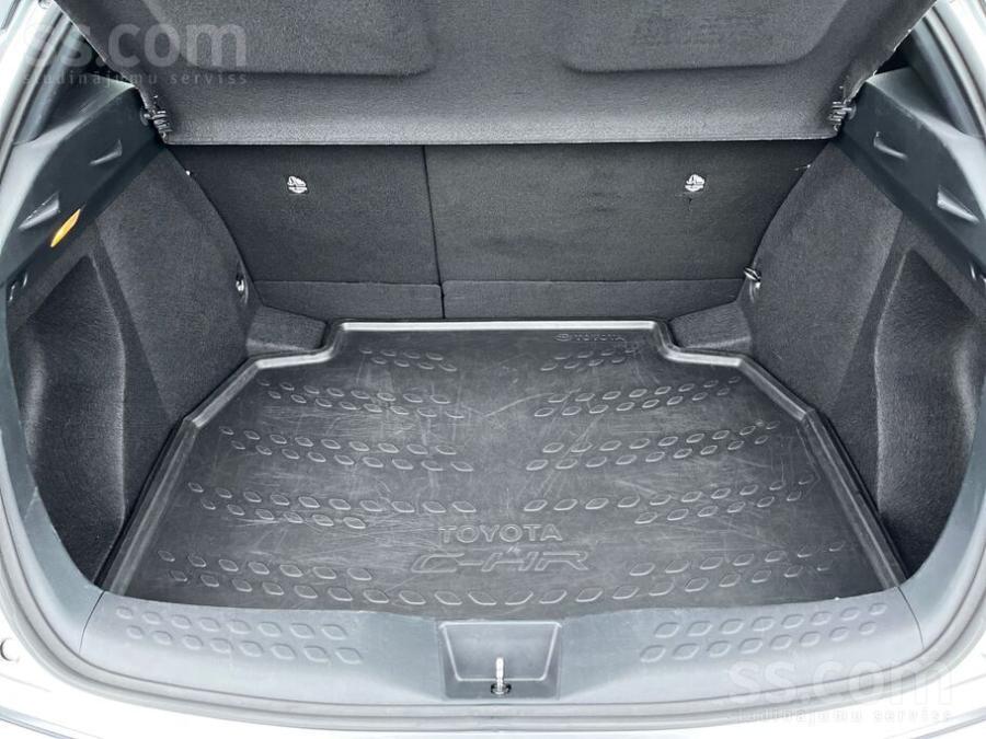 Grey Toyota C-HR 2023 in Riga, with an engine capacity of 1.80 L and mileage of 65 thousand km for 21990 €, photo 10 on AUTOMOTO.COM.LV