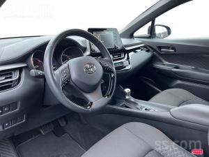 Grey Toyota C-HR 2023 in Riga, with an engine capacity of 1.80 L and mileage of 65 thousand km for 21990 €, photo 11 on AUTOMOTO.COM.LV