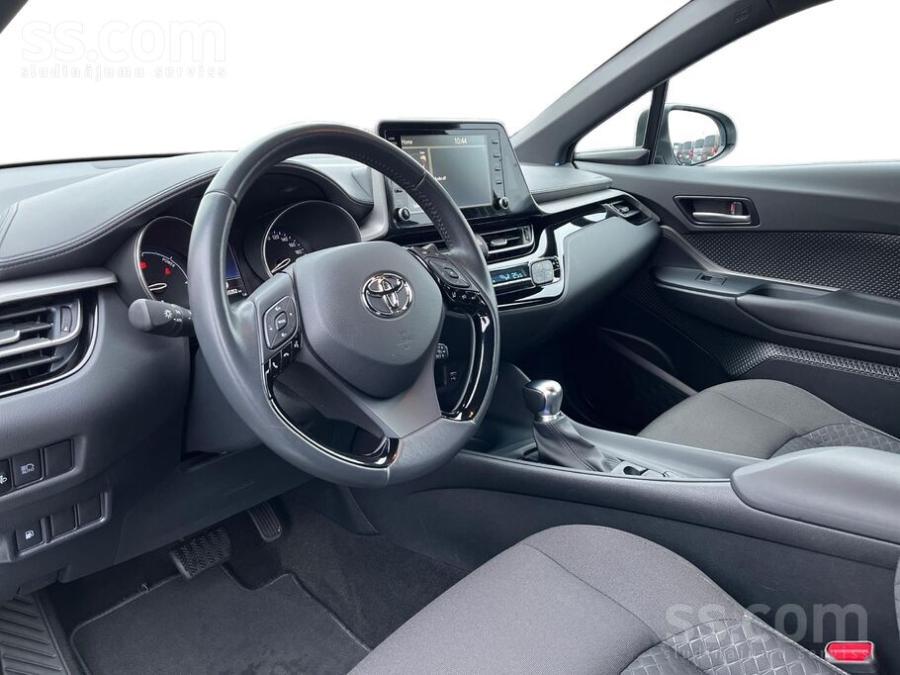 Grey Toyota C-HR 2023 in Riga, with an engine capacity of 1.80 L and mileage of 65 thousand km for 21990 €, photo 11 on AUTOMOTO.COM.LV