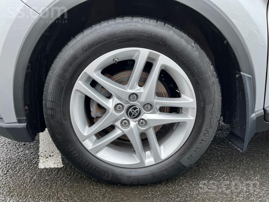 Grey Toyota C-HR 2023 in Riga, with an engine capacity of 1.80 L and mileage of 65 thousand km for 21990 €, photo 22 on AUTOMOTO.COM.LV