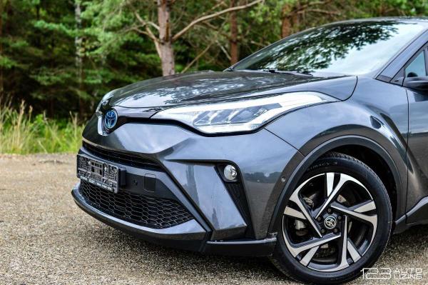 Pelēks Toyota C-HR 2023 Kretinga, ar dzinēja tilpumu 1.80 L un nobraukumu 30 tūkst. km par 23299 €, foto 2 vietnē AUTOMOTO.COM.LV