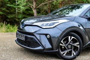 Pelēks Toyota C-HR 2023 Kretinga, ar dzinēja tilpumu 1.80 L un nobraukumu 30 tūkst. km par 23299 €, foto 3 vietnē AUTOMOTO.COM.LV