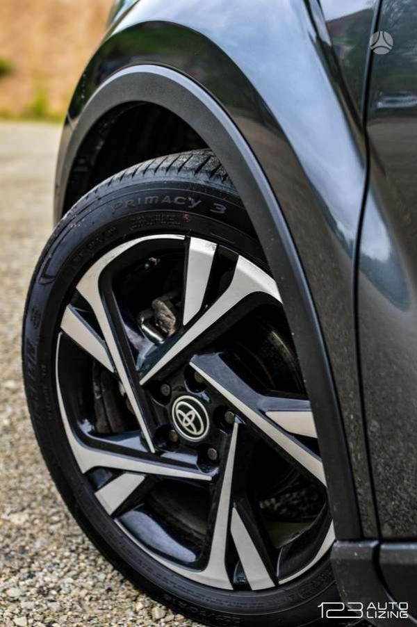 Pelēks Toyota C-HR 2023 Kretinga, ar dzinēja tilpumu 1.80 L un nobraukumu 30 tūkst. km par 23299 €, foto 3 vietnē AUTOMOTO.COM.LV