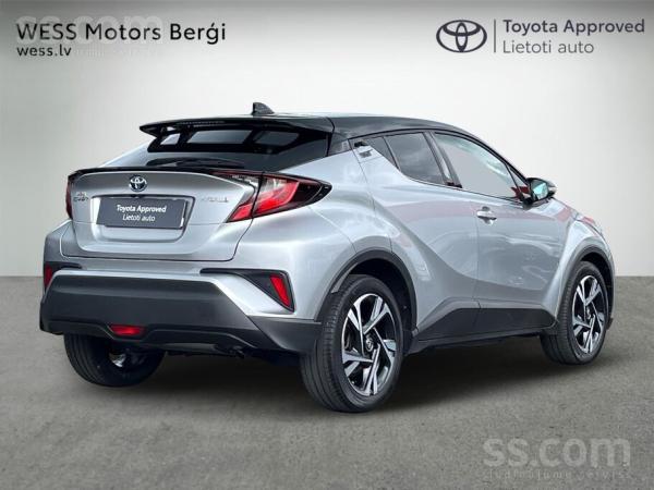 Pelēks Toyota C-HR 2023 Rīga, ar dzinēja tilpumu 1.80 L un nobraukumu 100 tūkst. km par 23990 €, foto 2 vietnē AUTOMOTO.COM.LV