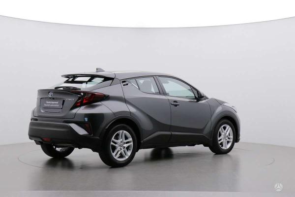 Серый Тойота C-HR 2023 в Вильнюс, объемом двигателя 1.80 л и пробегом 40 тыс. км за 24500 €, фото 3 на AUTOMOTO.COM.LV