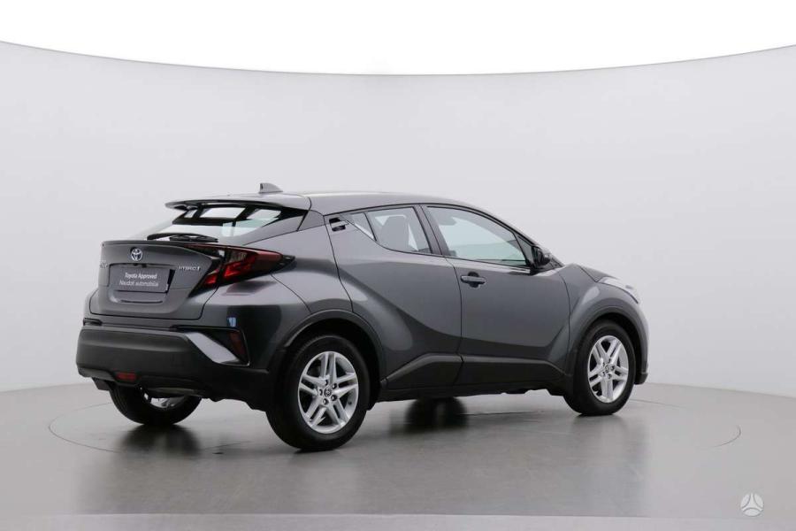 Grey Toyota C-HR 2023 in Vilnius, with an engine capacity of 1.80 L and mileage of 40 thousand km for 24500 €, photo 4 on AUTOMOTO.COM.LV
