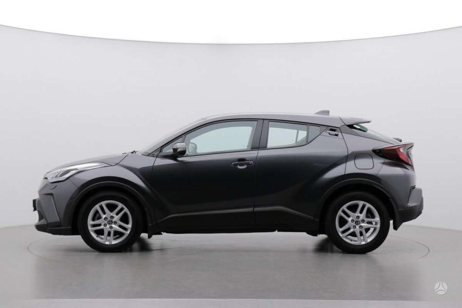 Grey Toyota C-HR 2023 in Vilnius, with an engine capacity of 1.80 L and mileage of 40 thousand km for 24500 €, photo 5 on AUTOMOTO.COM.LV