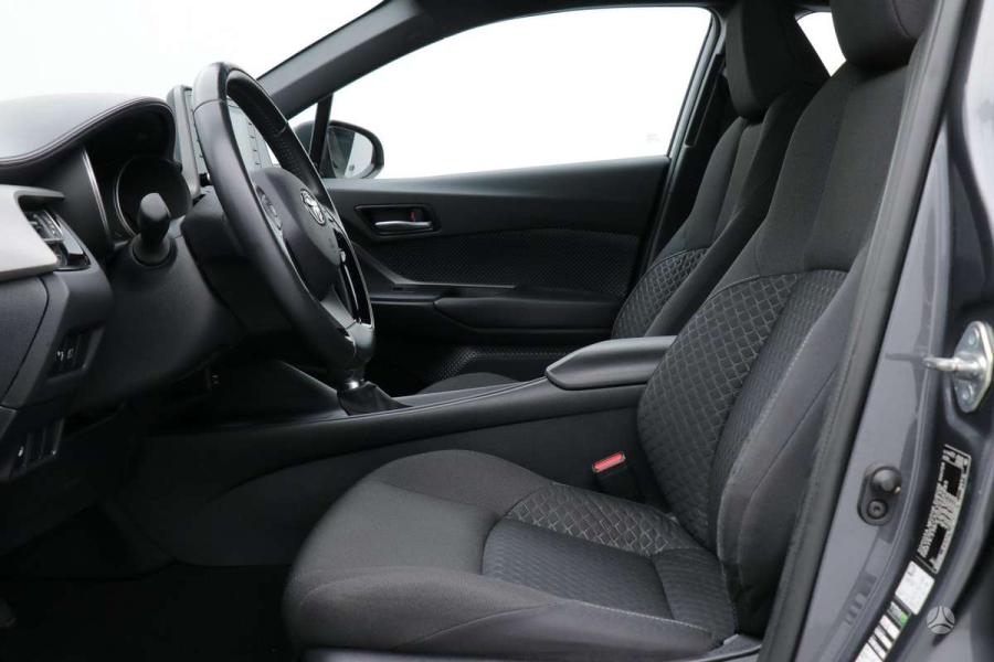 Grey Toyota C-HR 2023 in Vilnius, with an engine capacity of 1.80 L and mileage of 40 thousand km for 24500 €, photo 13 on AUTOMOTO.COM.LV
