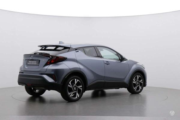 Серый Тойота C-HR 2023 в Вильнюс, объемом двигателя 1.80 л и пробегом 65 тыс. км за 26500 €, фото 3 на AUTOMOTO.COM.LV