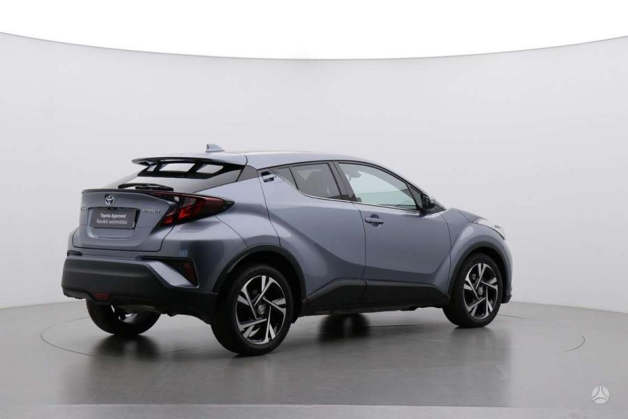 Серый Тойота C-HR 2023 в Вильнюс, объемом двигателя 1.80 л и пробегом 65 тыс. км за 26500 €, фото 4 на AUTOMOTO.COM.LV