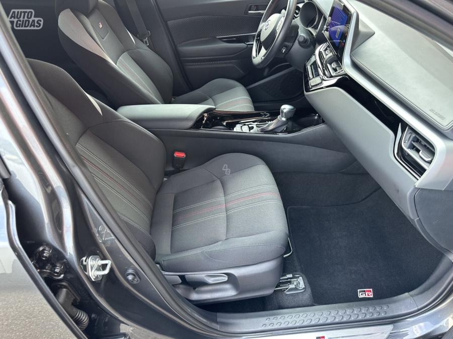 Pelēks Toyota C-HR 2023 Avižieniai, ar dzinēja tilpumu 1.80 L un nobraukumu 81 tūkst. km par 24250 €, foto 5 vietnē AUTOMOTO.COM.LV