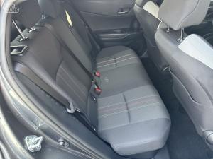 Pelēks Toyota C-HR 2023 Avižieniai, ar dzinēja tilpumu 1.80 L un nobraukumu 81 tūkst. km par 24250 €, foto 6 vietnē AUTOMOTO.COM.LV
