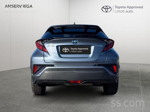 Серый Тойота C-HR 2023 в Рига, объемом двигателя 1.80 л и пробегом 49 тыс. км за 22900 €, фото 4 на AUTOMOTO.COM.LV