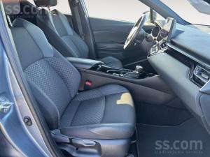 Grey Toyota C-HR 2023 in Riga, with an engine capacity of 1.80 L and mileage of 49 thousand km for 22900 €, photo 7 on AUTOMOTO.COM.LV