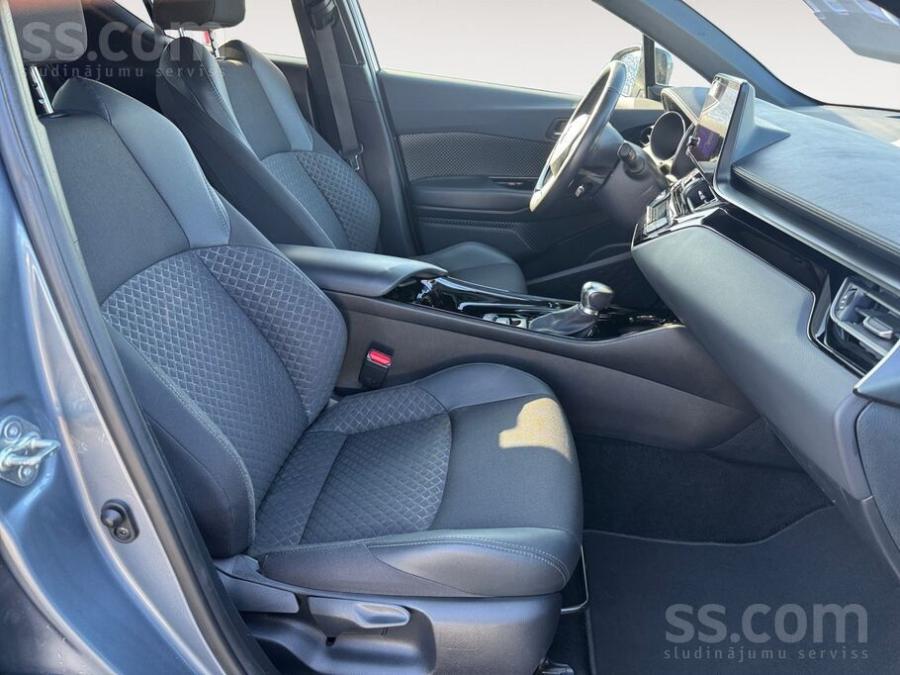 Grey Toyota C-HR 2023 in Riga, with an engine capacity of 1.80 L and mileage of 49 thousand km for 22900 €, photo 7 on AUTOMOTO.COM.LV