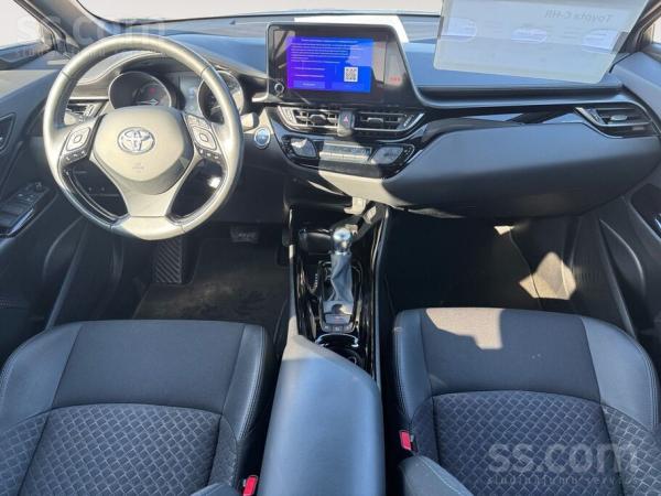 Серый Тойота C-HR 2023 в Рига, объемом двигателя 1.80 л и пробегом 49 тыс. км за 22900 €, фото 8 на AUTOMOTO.COM.LV