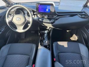 Grey Toyota C-HR 2023 in Riga, with an engine capacity of 1.80 L and mileage of 49 thousand km for 22900 €, photo 9 on AUTOMOTO.COM.LV