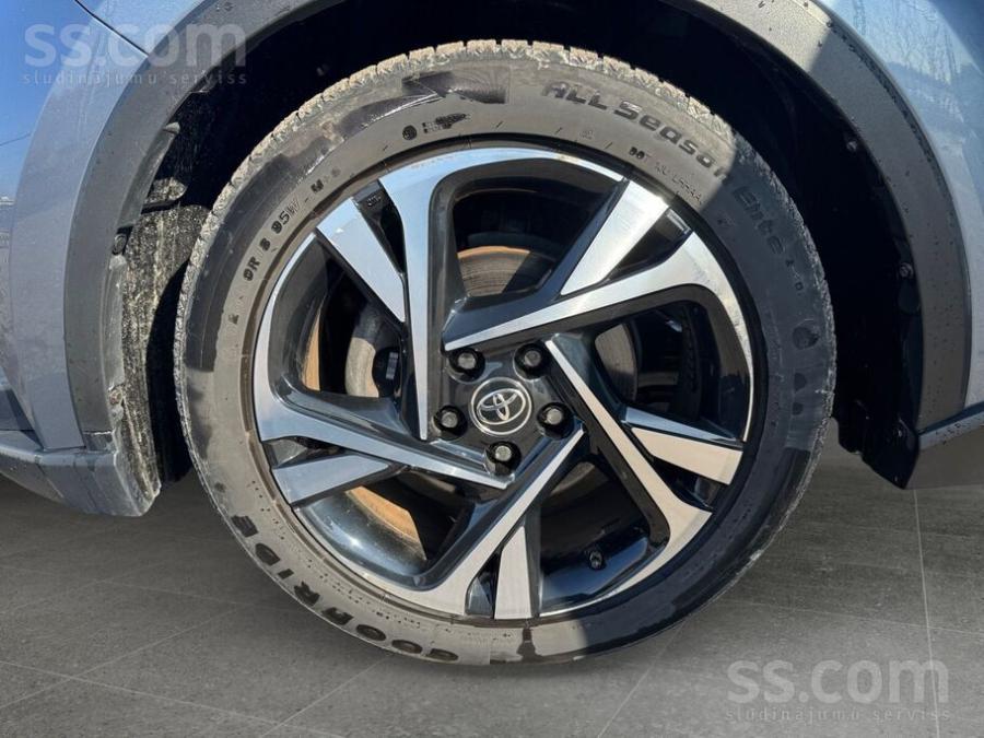 Grey Toyota C-HR 2023 in Riga, with an engine capacity of 1.80 L and mileage of 49 thousand km for 22900 €, photo 15 on AUTOMOTO.COM.LV