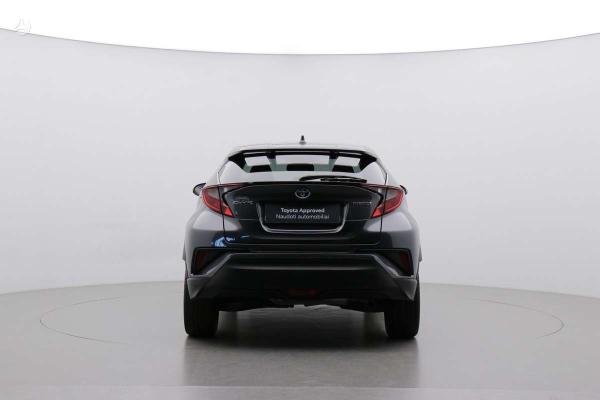 Grey Toyota C-HR 2023 in Vilnius, with an engine capacity of 1.80 L and mileage of 67 thousand km for 26500 €, photo 5 on AUTOMOTO.COM.LV