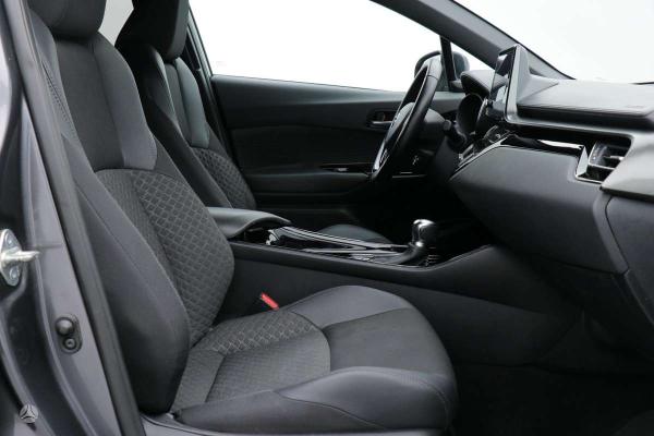 Grey Toyota C-HR 2023 in Vilnius, with an engine capacity of 1.80 L and mileage of 67 thousand km for 26500 €, photo 9 on AUTOMOTO.COM.LV