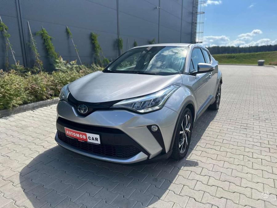 Grey Toyota C-HR 2023 in Vilnius, with an engine capacity of 1.80 L and mileage of 142 thousand km for 19950 €, photo 1 on AUTOMOTO.COM.LV