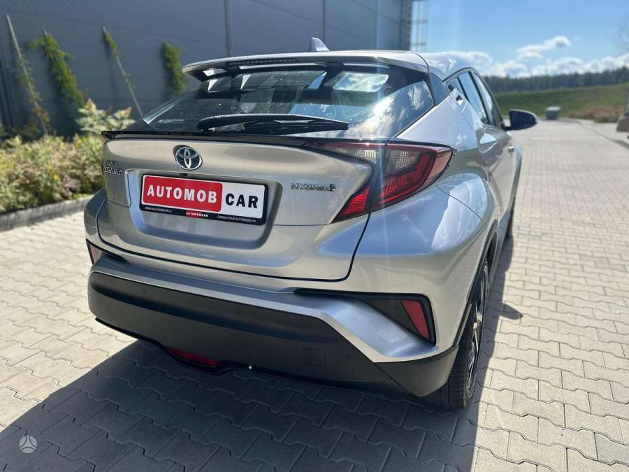 Grey Toyota C-HR 2023 in Vilnius, with an engine capacity of 1.80 L and mileage of 142 thousand km for 19950 €, photo 6 on AUTOMOTO.COM.LV