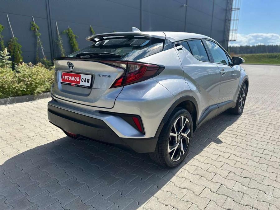 Grey Toyota C-HR 2023 in Vilnius, with an engine capacity of 1.80 L and mileage of 142 thousand km for 19950 €, photo 7 on AUTOMOTO.COM.LV