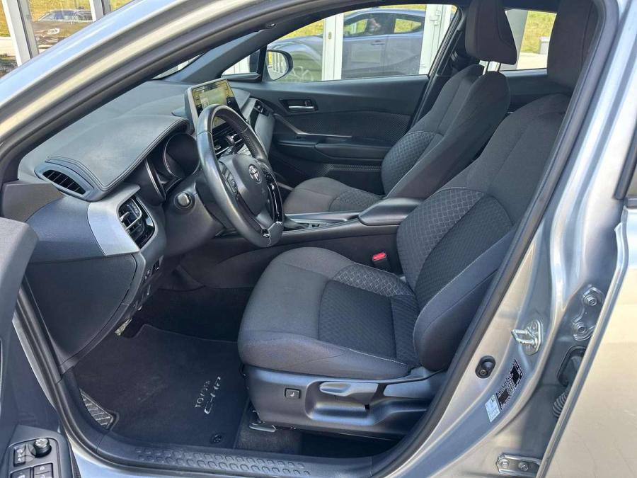 Grey Toyota C-HR 2023 in Vilnius, with an engine capacity of 1.80 L and mileage of 142 thousand km for 19950 €, photo 17 on AUTOMOTO.COM.LV