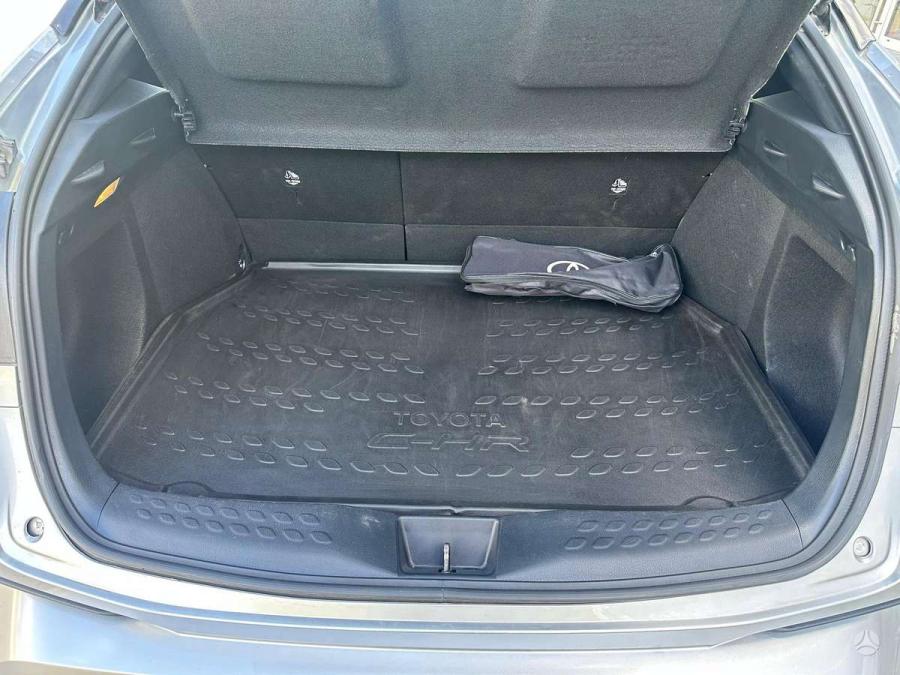 Grey Toyota C-HR 2023 in Vilnius, with an engine capacity of 1.80 L and mileage of 142 thousand km for 19950 €, photo 18 on AUTOMOTO.COM.LV