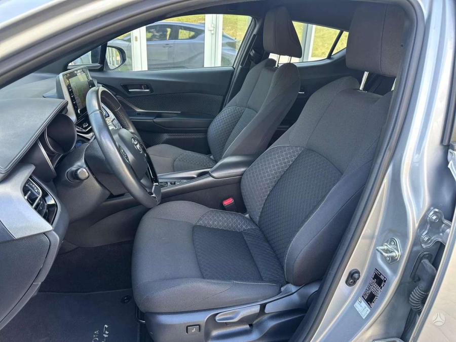 Grey Toyota C-HR 2023 in Vilnius, with an engine capacity of 1.80 L and mileage of 142 thousand km for 19950 €, photo 21 on AUTOMOTO.COM.LV