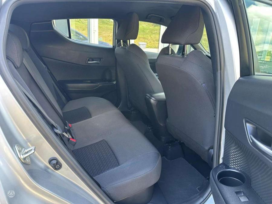 Grey Toyota C-HR 2023 in Vilnius, with an engine capacity of 1.80 L and mileage of 142 thousand km for 19950 €, photo 25 on AUTOMOTO.COM.LV